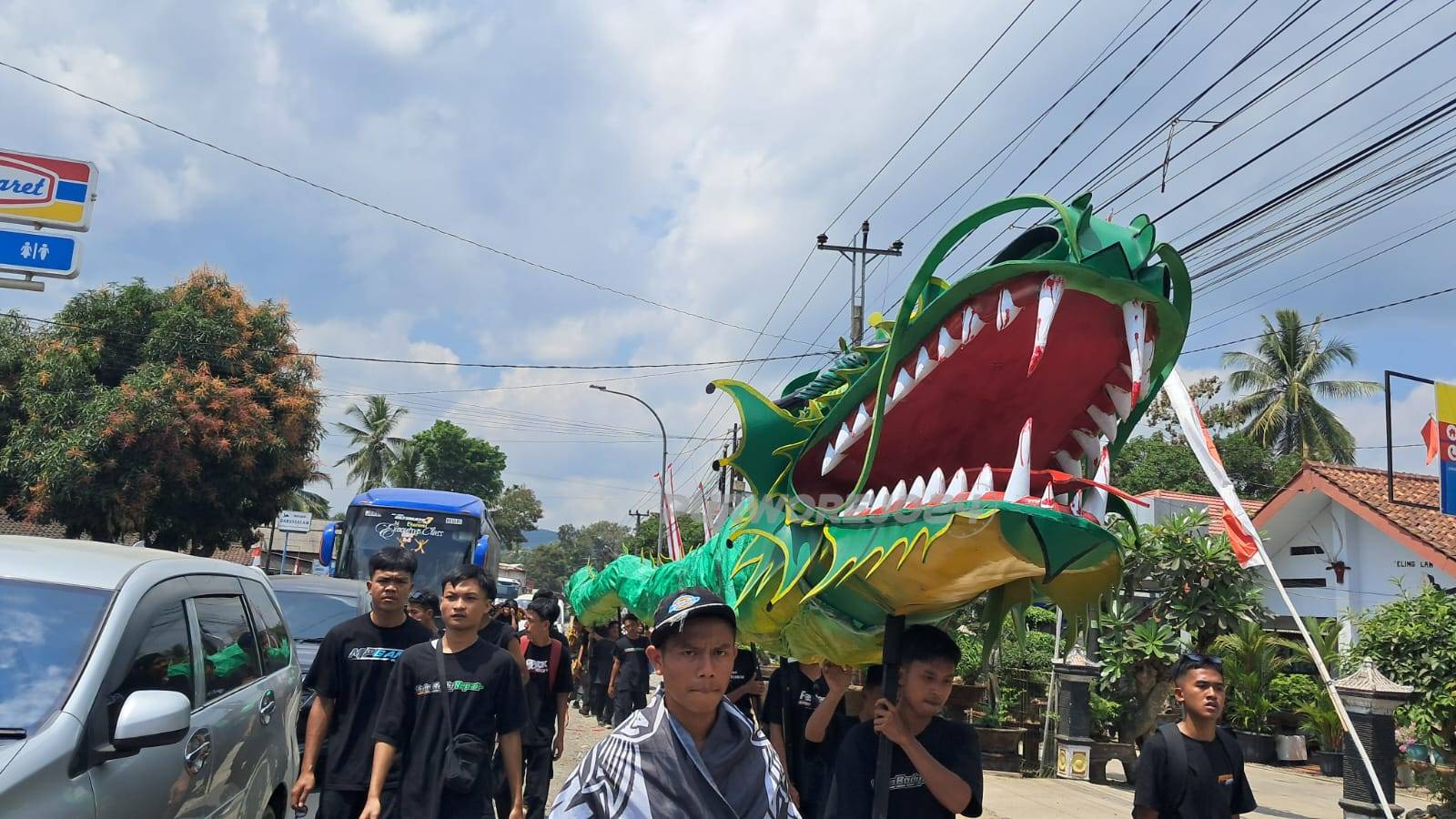 Bawa Robot Dari Onderdil Motor dan Naga Sepanjang 25 Meter, SMK Ma’arif ...